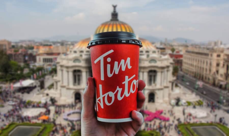 ¿Cómo es la cafetería Tim Hortons y quién es su dueño?