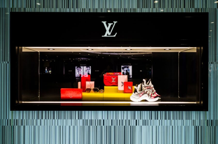 ¿Cuántas marcas maneja el conglomerado LVMH?